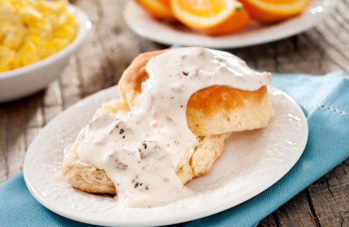 Biscuits and Gravy (Bułeczki i sos). Tradycja powstania i przepis ...